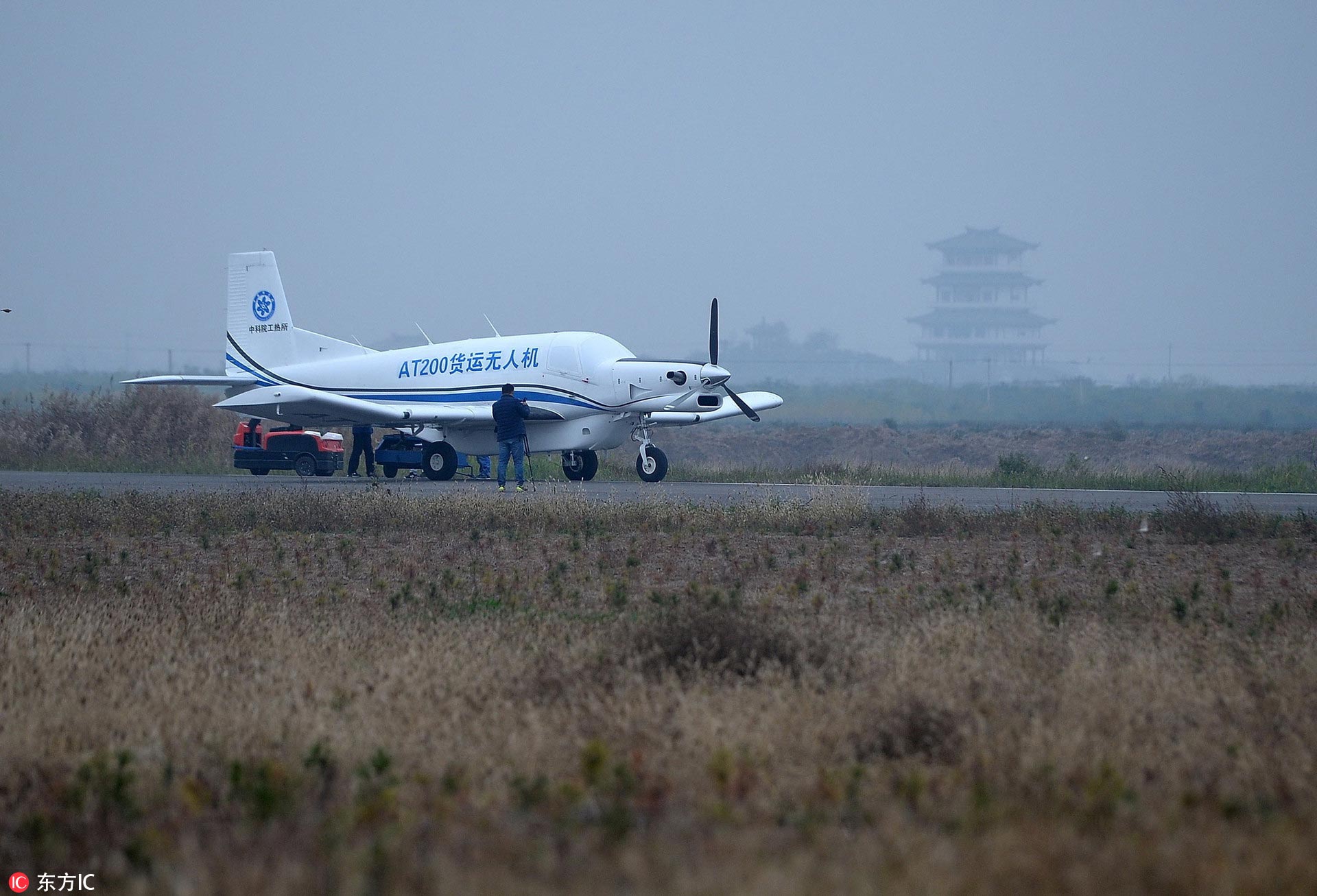 一键自主起降！国产全球最大货运无人机AT-200完成首次公开演示飞行_综合资讯_资讯_无人机网（www.youuav.com)_无人机专家 ...